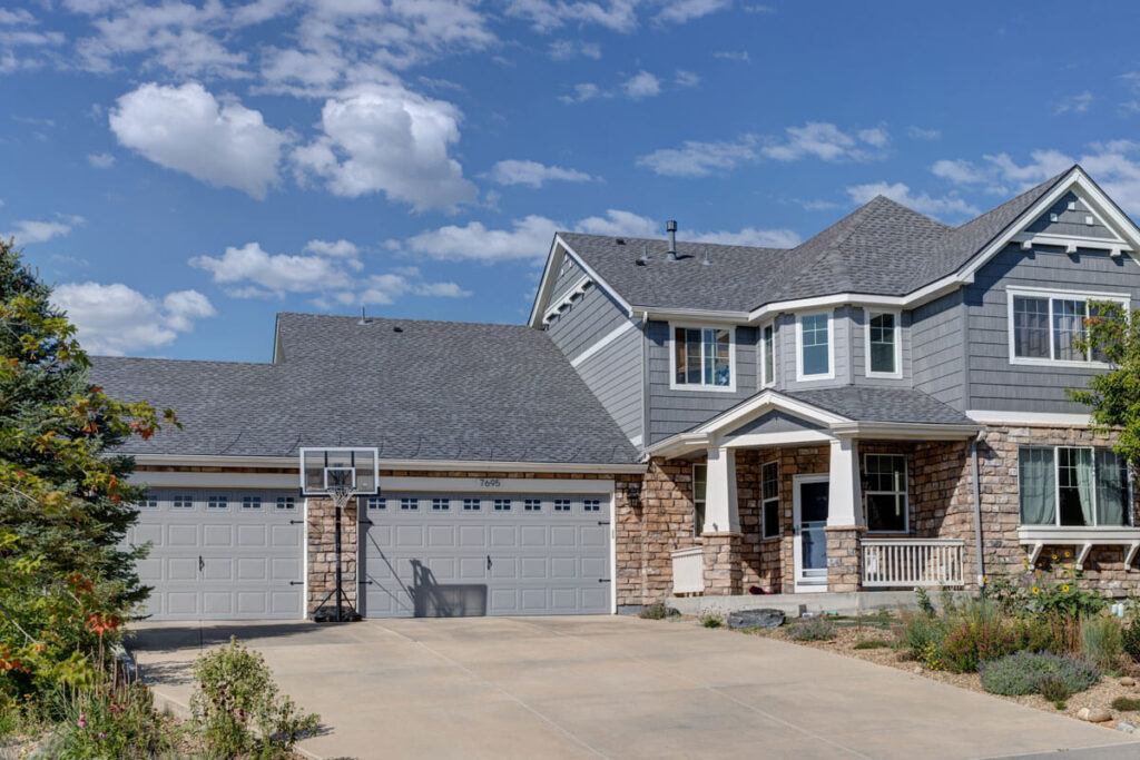 How to Pick the Right Siding Color for Your Colorado Home